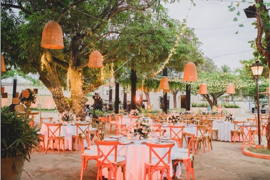 Lugares para una boda íntima: rooftop, playa o jardín.